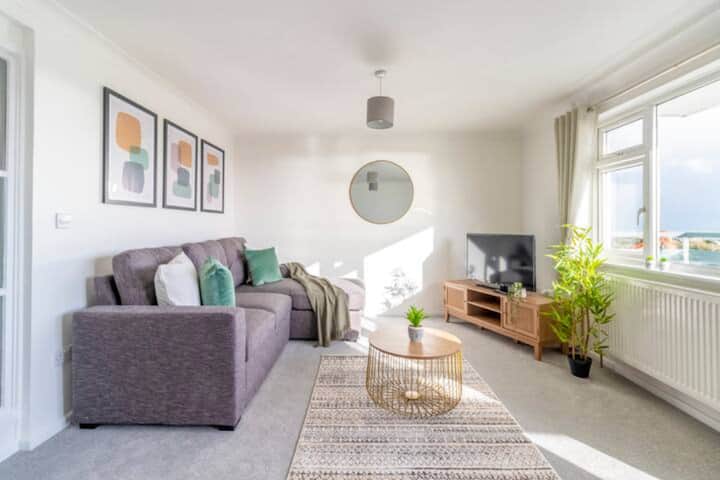 Large Sea View 2 Bedroom Sleeps 6 - Free Parking - Bournemouth