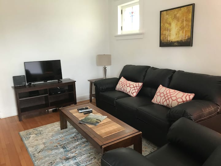 Cozy Bungalow On The "The Hill" - St. Louis, MO