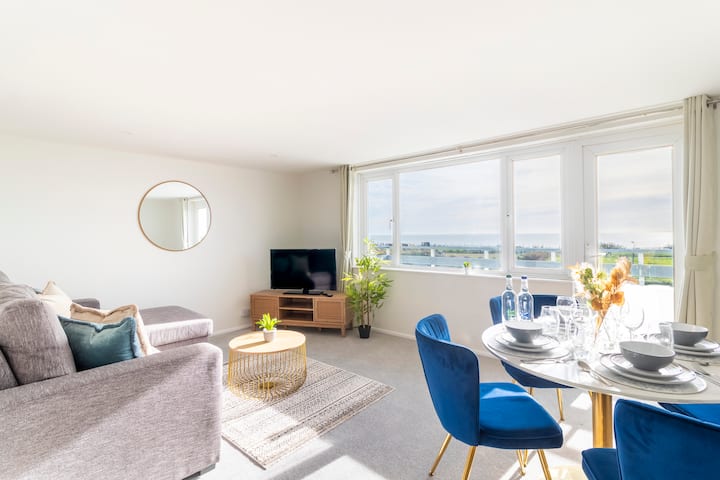 Stunner Sea View 2 Bedroom Sleeps 6-free Parking - Boscombe