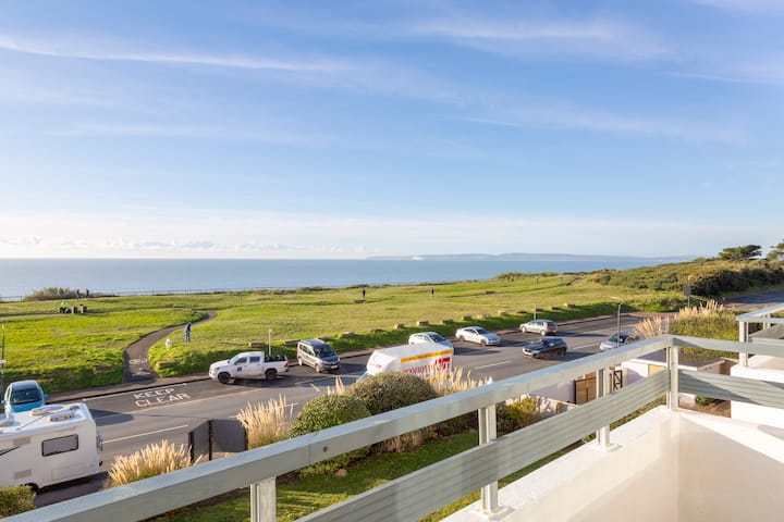 Panoramic Sea View Apartment Sleeps 4-free Parking - Boscombe