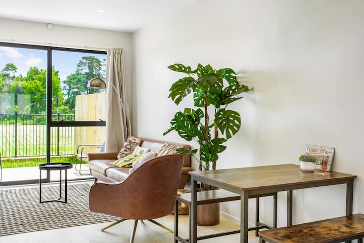 Urban Pulse Townhouse With Parking - Auckland