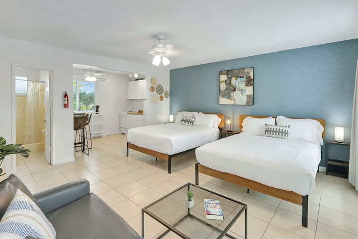 Coastal Retreat Only 1 Block From The Beach! - 好萊塢