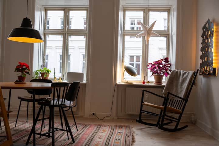 Large And Bright Overlooking Assistens Cemetery - Copenhague