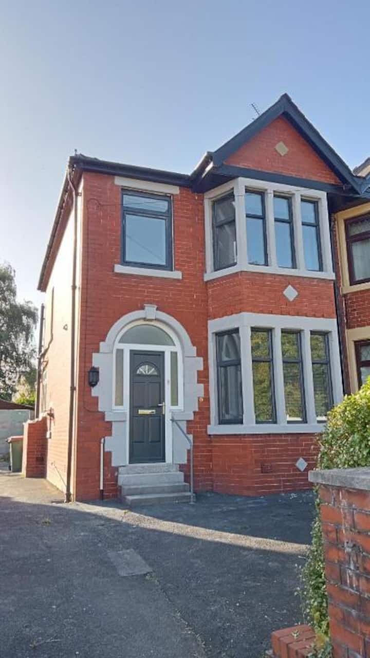 Charming & Comfortable 3-bedroom House, Sleeps 7 - 프레스턴