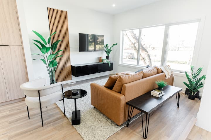 *Cozy & Spacious | Free Parking | 15 Min Downtown* - Winnipeg