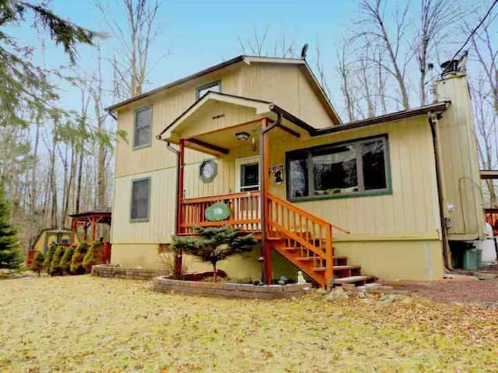 Romantic Couples’ Getaway In The Poconos - Arrowhead Lake, PA