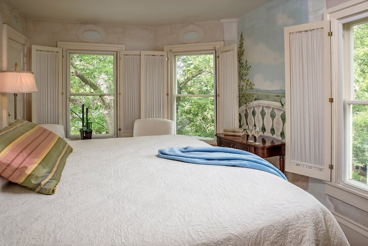 The Spencer Hotel Room 402 Shakespeare - Bemus Point, NY