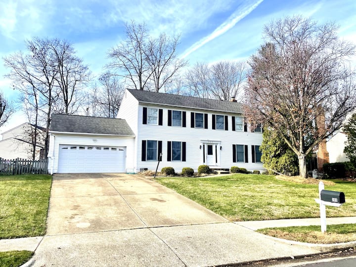 Tranquil Luxury: 5-br Haven In A Quiet Cul-de-sac - Herndon, VA