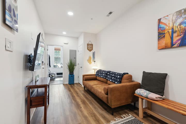 Private & Cozy West Philly Apartment Free Parking - Upper Darby, PA