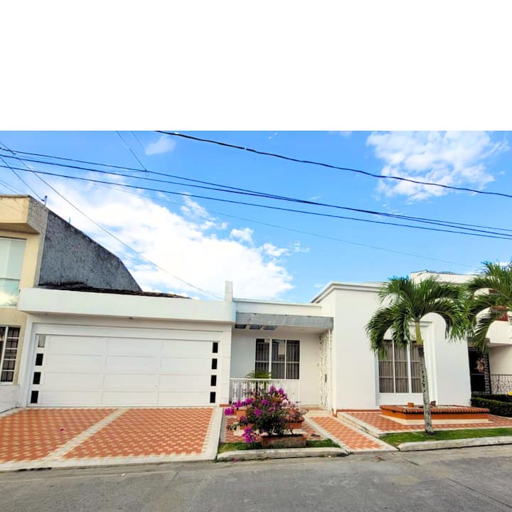 Hermosa Casa, Doble Garaje, Barrio El Albergue - Buga