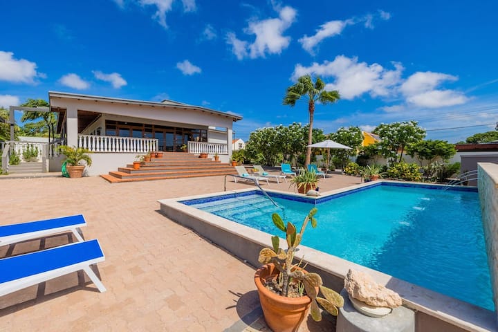 Spacious 4br Villa~ Private Pool ~ Cozy ~ Location - Aruba