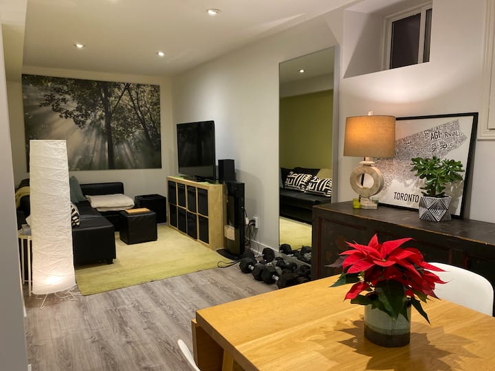 Roncy R&r: Comfy, Convenient, Parking - Toronto