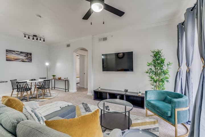 Spacious 2 Bedroom Getaway + Pool – Sleeps 5 - Austin, TX