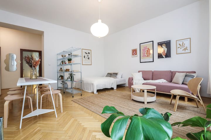 New! High Ceilings & Modern Vibe Apt. - Slovaquie