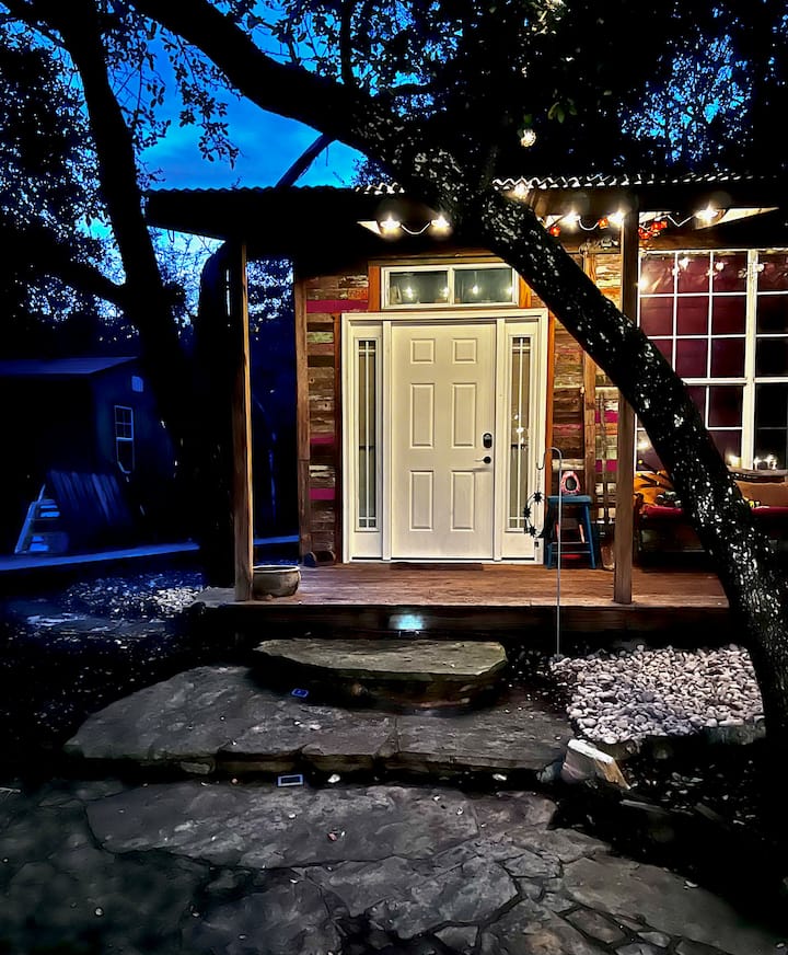Cozy Country Cabin In The City - Austin, TX