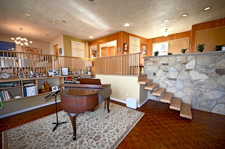 Mid-century Modern Charmer - 워키쇼