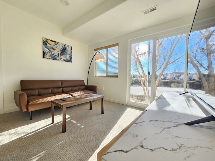 Cozy And Bright 2-bedroom Haven - Aurora, CO