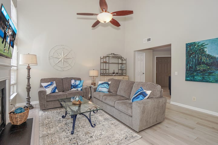 Quiet Luxury Waterfront Condo - Lake Norman, NC