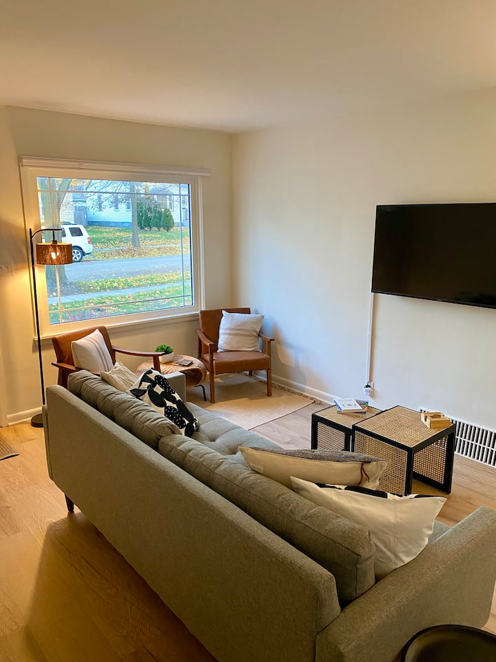 Cozy Dog Friendly Home Near Airport & Downtown - Milwaukee, WI