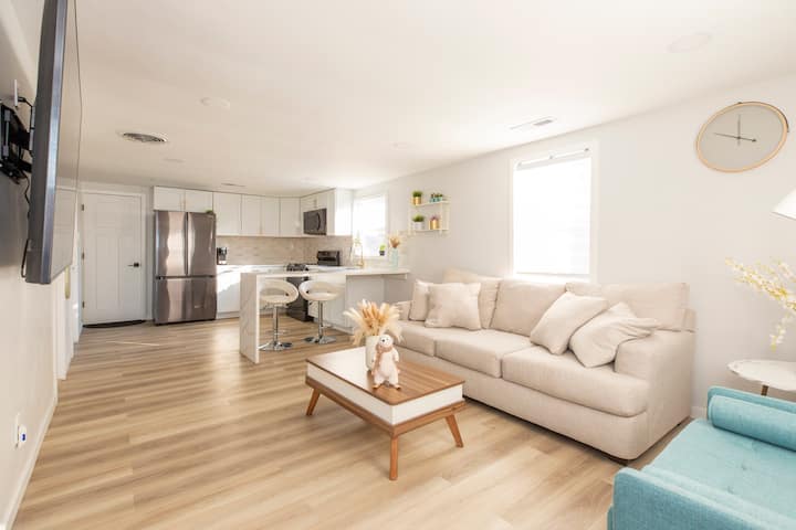 Cute Newly Remodeled  Home Close To Notredame 2bed - Mishawaka, IN