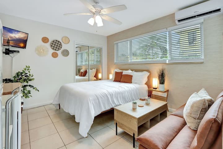 Seaside Serenity Hollywood Studio Escape - Hollywood, FL