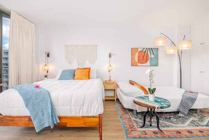 Luxurious Beachfront Condo (Parking / 2 Pools!) - Kailua