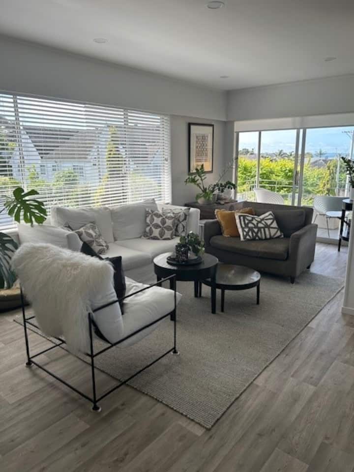 Stylish Milford Coastal Retreat - Auckland
