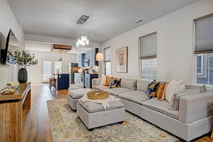 Spacious Home Near Downtown Indianapolis - Indianapolis, IN