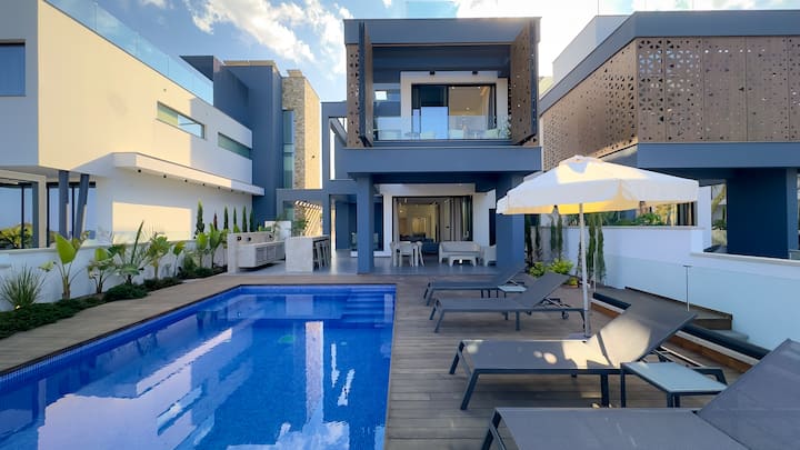 Luxury Beachfront Villa: Rooftop Jacuzzi, Sunrise - Nissi Beach