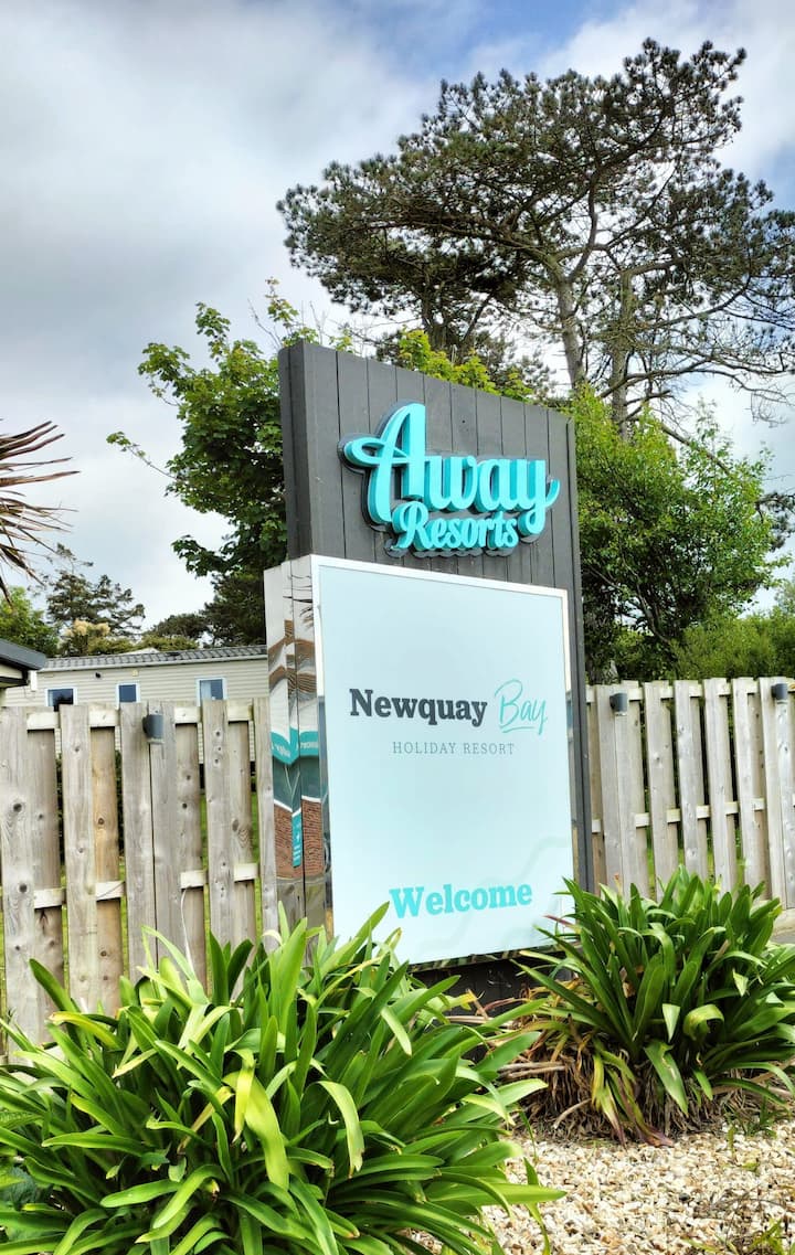 Caravan On Popular Holiday Site - Newquay