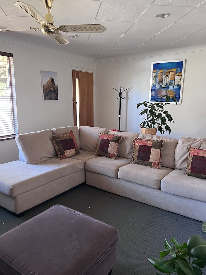 4x2 Family Home 3 Minute Walk To The Beach - Broadwater