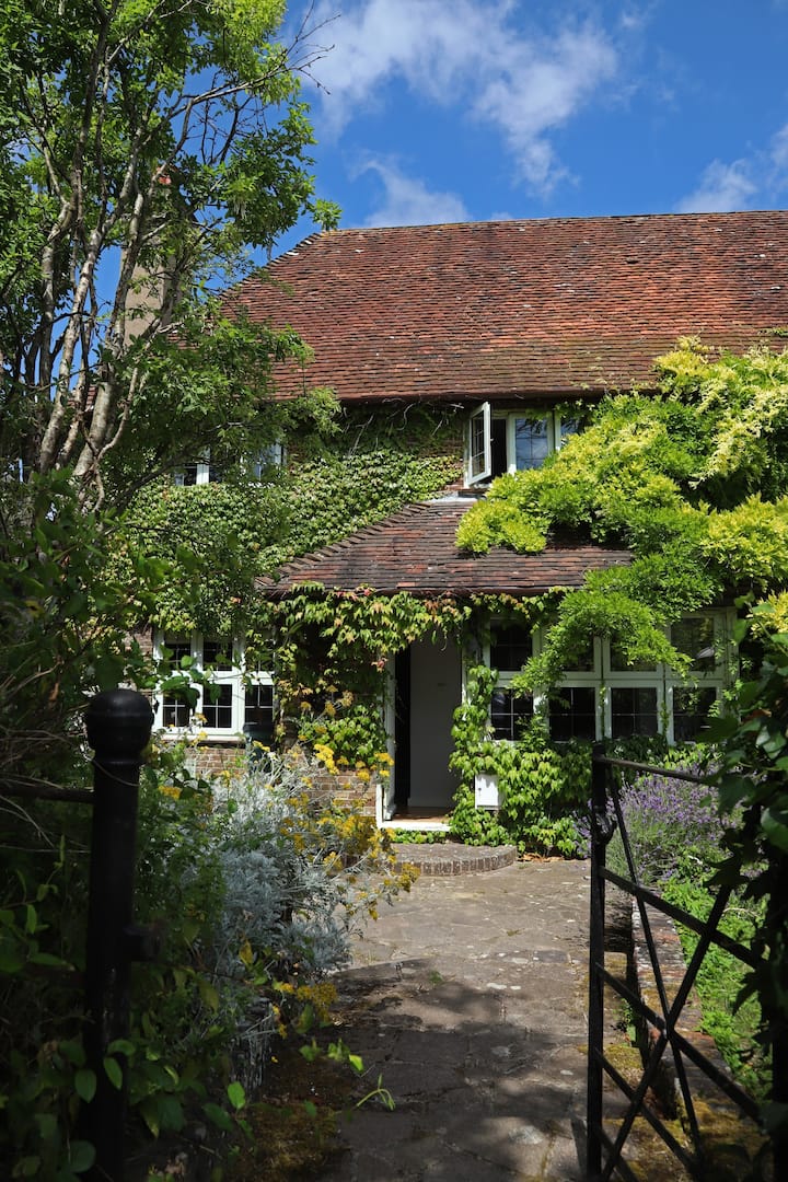 South Lodge Cottage (Total 76 Sqm / 814 Sqft) - 스테이닝