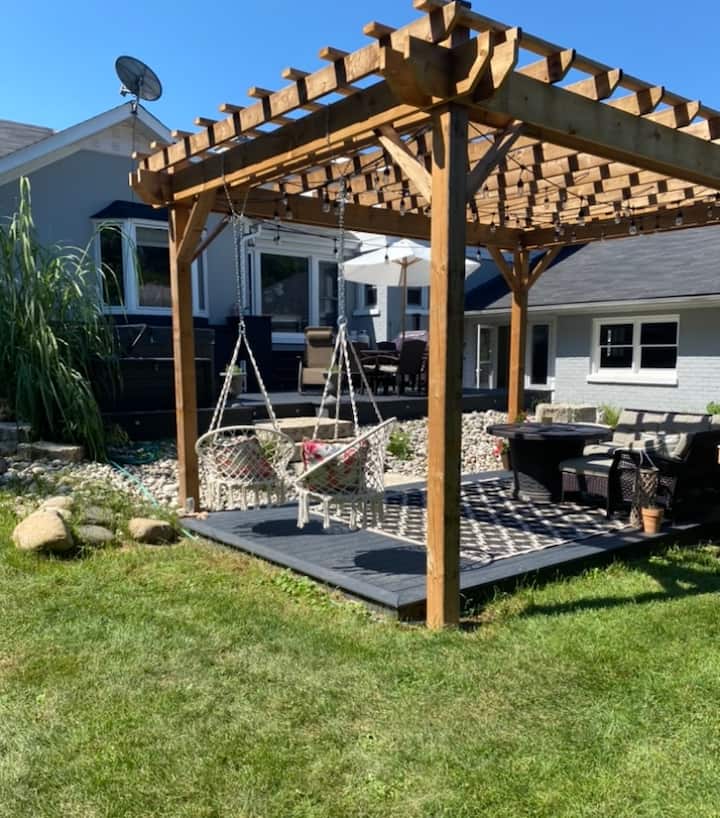 Spacious 3 Bedroom House With Backyard Oasis. - Port Elgin