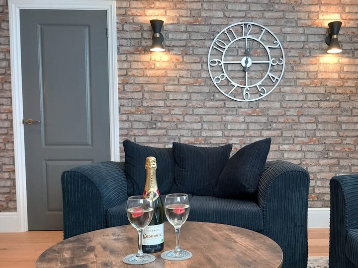 Apartment 2 Old Conservative Club In Historic Town - Caernarfon Castle