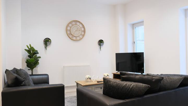 4 Bedroom 3.5 Bath House In City Centre - Sleeps 8 - Milton Keynes