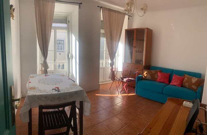 Central And Traditionnal. Available And Dedicated - Alfama