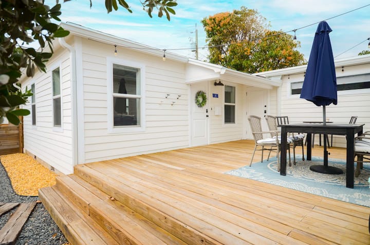 Coastal Hideaway - Sabal Palm Cottage - Lake Worth, FL