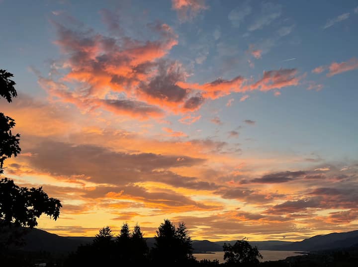 Sunset Vineyard Escape. - Penticton