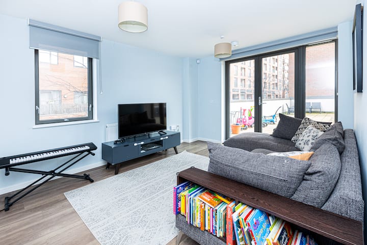 One-of-a-kind 3br W/patio & Free Prk, Canning Town - King's Cross station - London
