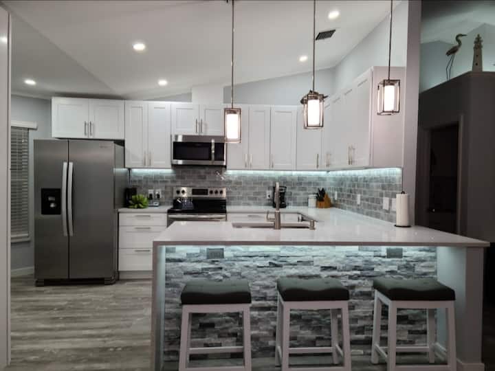 5-min Walk To The Beach Path - Marco Island, FL