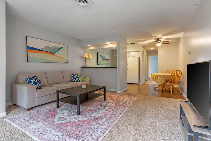 Convenient & Private 1 King Bed - Chatham, IL