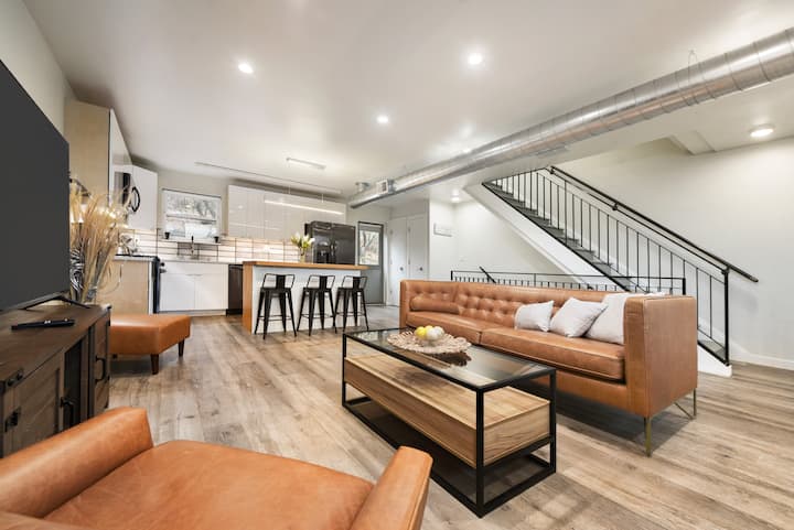 8bed/6bath Duplex W/2x Garage + Roofdeck +Backyard - Pittsburgh, PA