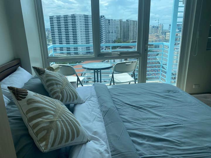 A Room With A  View At One Madison Place - Iloilo City