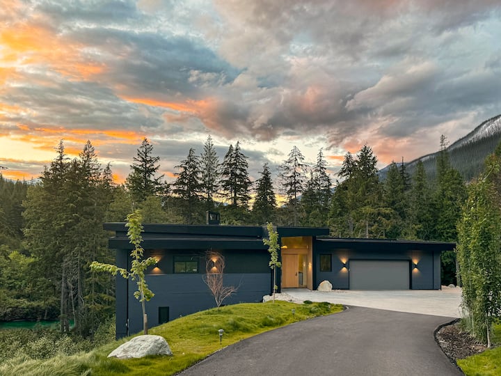 Luxury Whistler Riverside Chalet - Canada