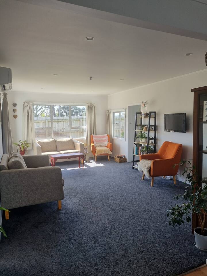 Homely Kiwi Bach - Waihi