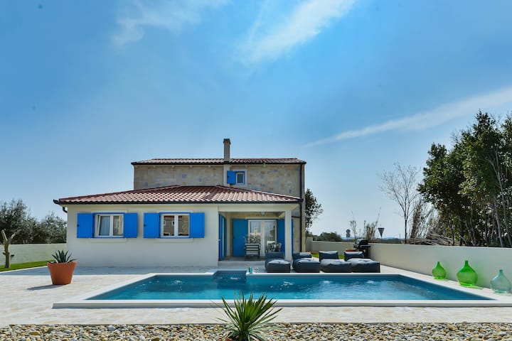 Beautiful Villa With A Pool, Near Sandy Beach - Vir