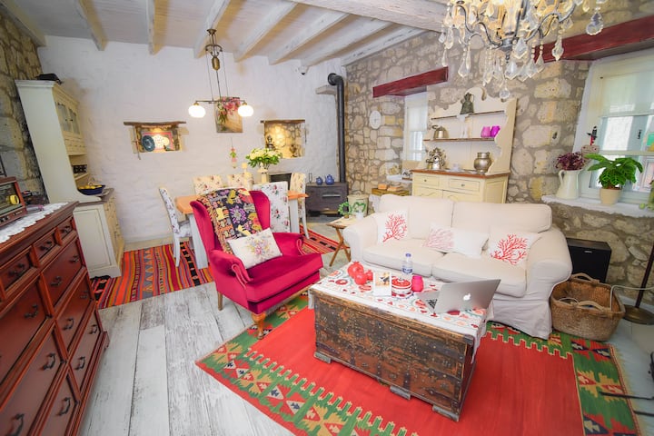 Lavanta 3 Yukarı Sokak Alaçatı - Çeşme