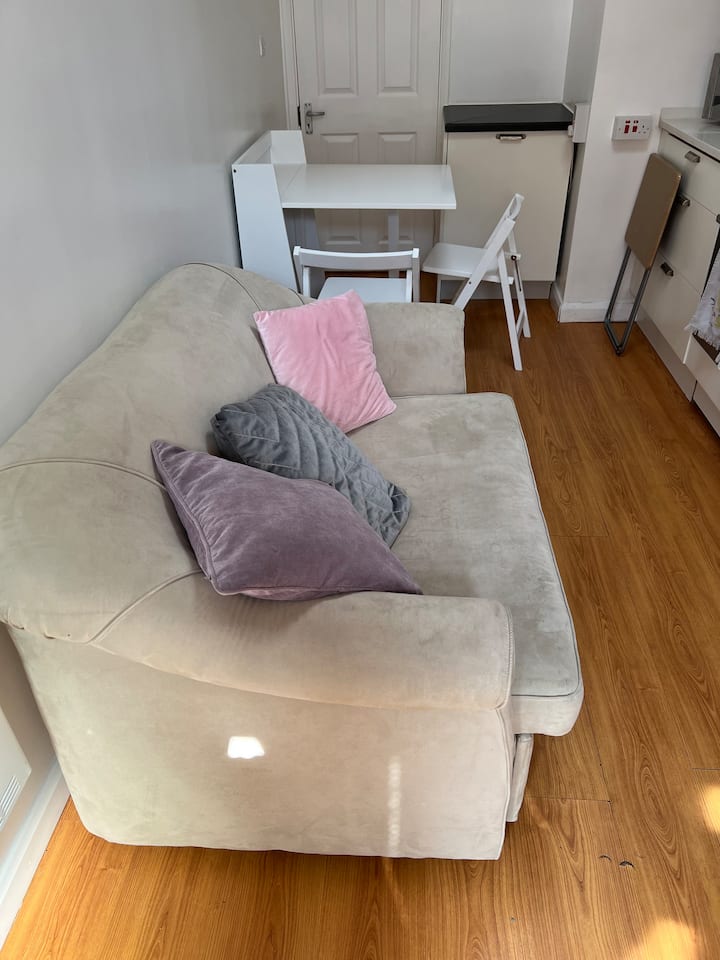 Fully Self Contained Sleeps 3. Triple Bunk Bed - Luton