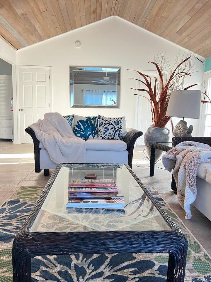 Sapcious 1bd/1ba,  Full Kitchen Near Beach - Turks and Caicos Islands