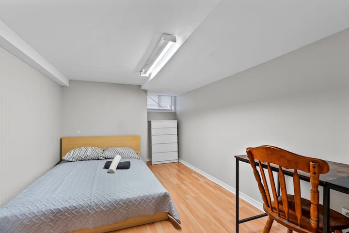Quite Private Room W/ Lock - Toronto
